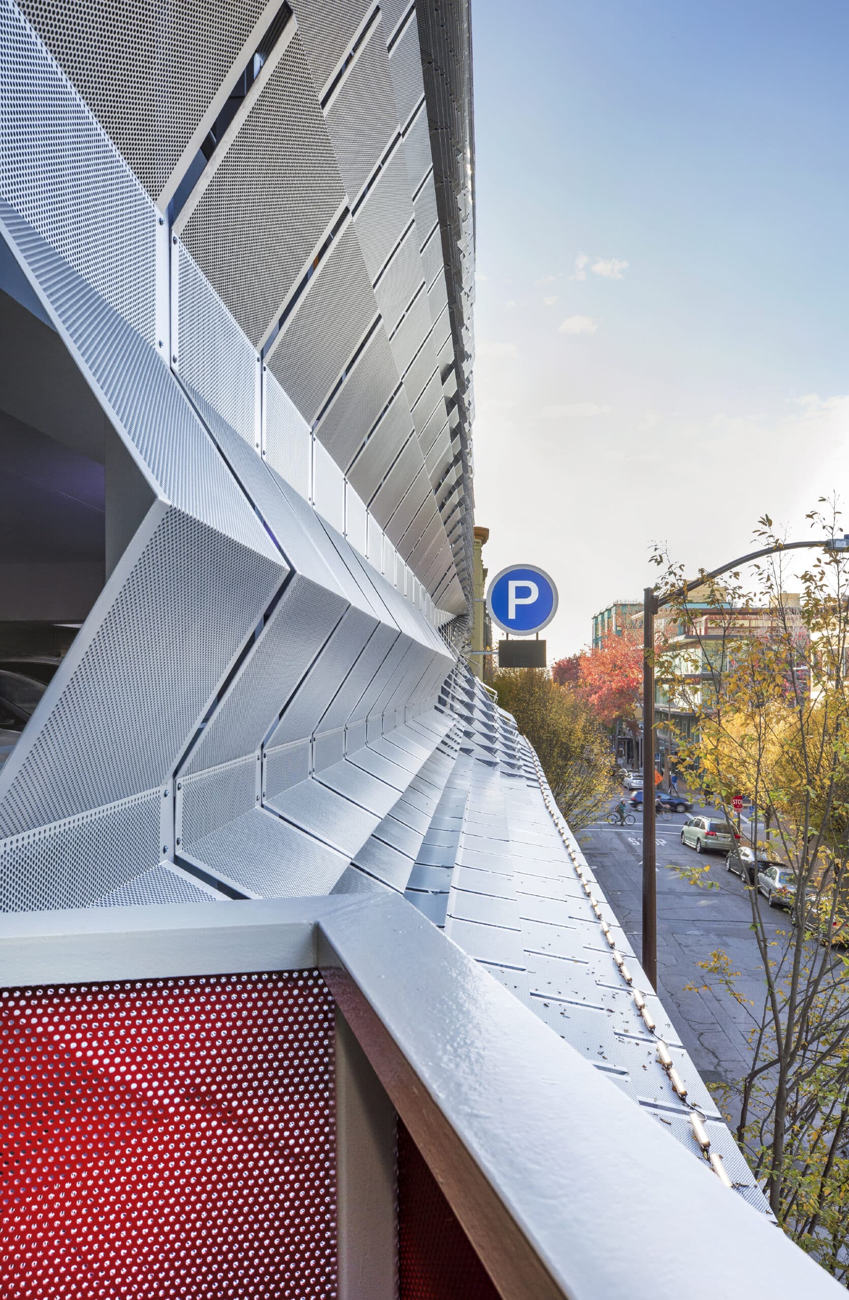 Judges Award Metal Architecture Design - Overaa Construction